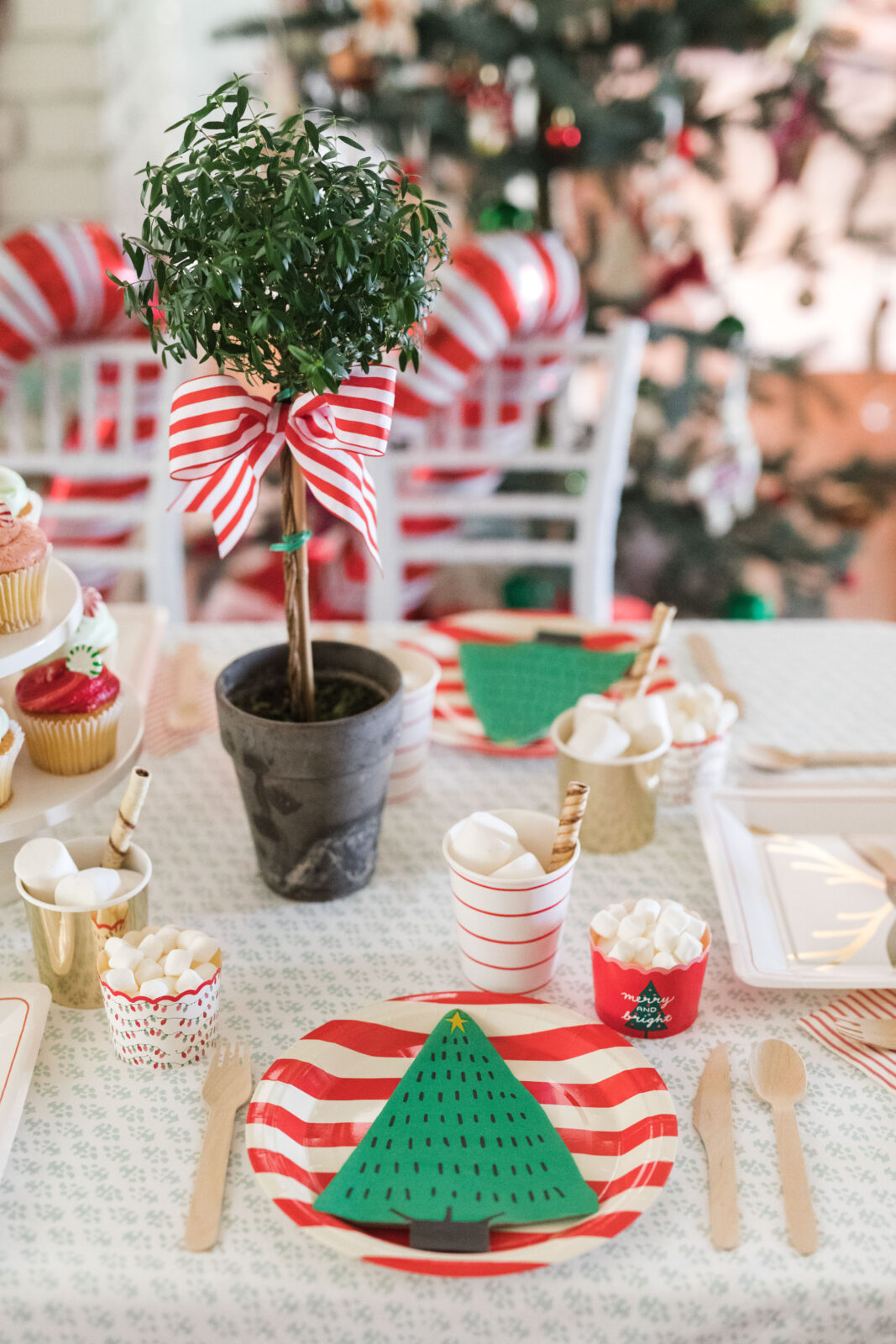 How to Host a Magical Children's Christmas Party - party-pickup.com